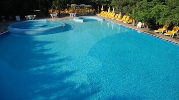 Piscina externa sazonal, guarda-sóis, espreguiçadeiras