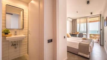 Escrivaninha, roupa de cama