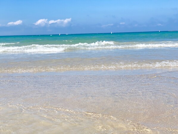 Na praia, praia de areia branca