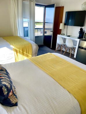 Quarto Executivo, 2 camas de casal, varanda, vista para a praia (201) | Com mobília individualizada, secretária