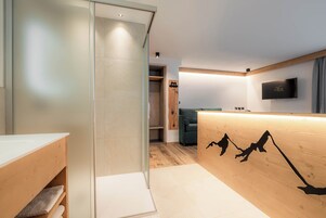 Quarto Duplo Superior | Casa de banho | Um polibã, um chuveiro fixo, um secador de cabelo, um bidé 