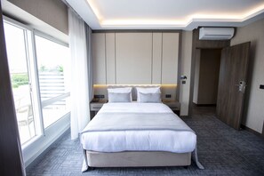 Suíte, terraço | Roupas de cama premium, frigobar, cofres nos quartos