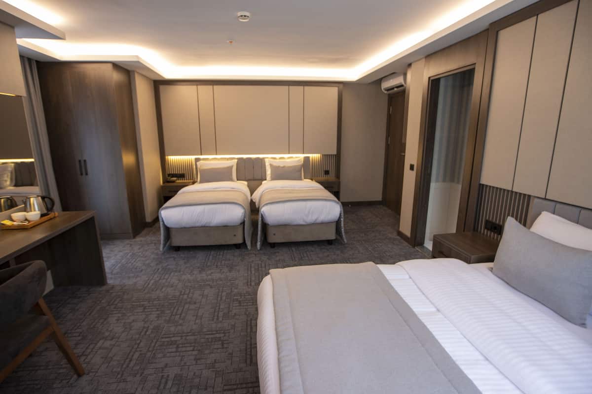 Roupa de alta qualidade, minibar, cofre no quarto