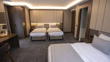 Roupas de cama premium, frigobar, cofres nos quartos
