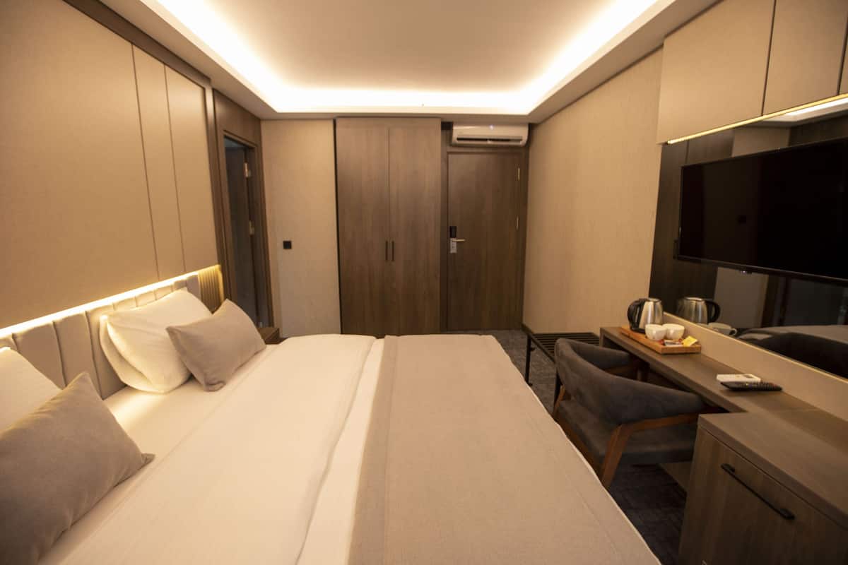 Roupa de alta qualidade, minibar, cofre no quarto