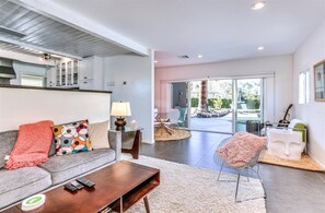 Casa | Sala de estar | TV de tela plana, lareira, mesa de pingue-pongue