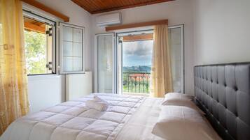 Quarto casal conforto, 2 quartos, vista para a baía | Ferros/tábuas de passar roupa, Wi-Fi de cortesia, roupa de cama