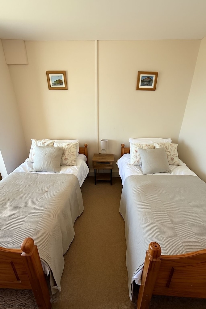 4 Seaview - A House That Sleeps 11 Guests In 5 Bedrooms - Sheringham