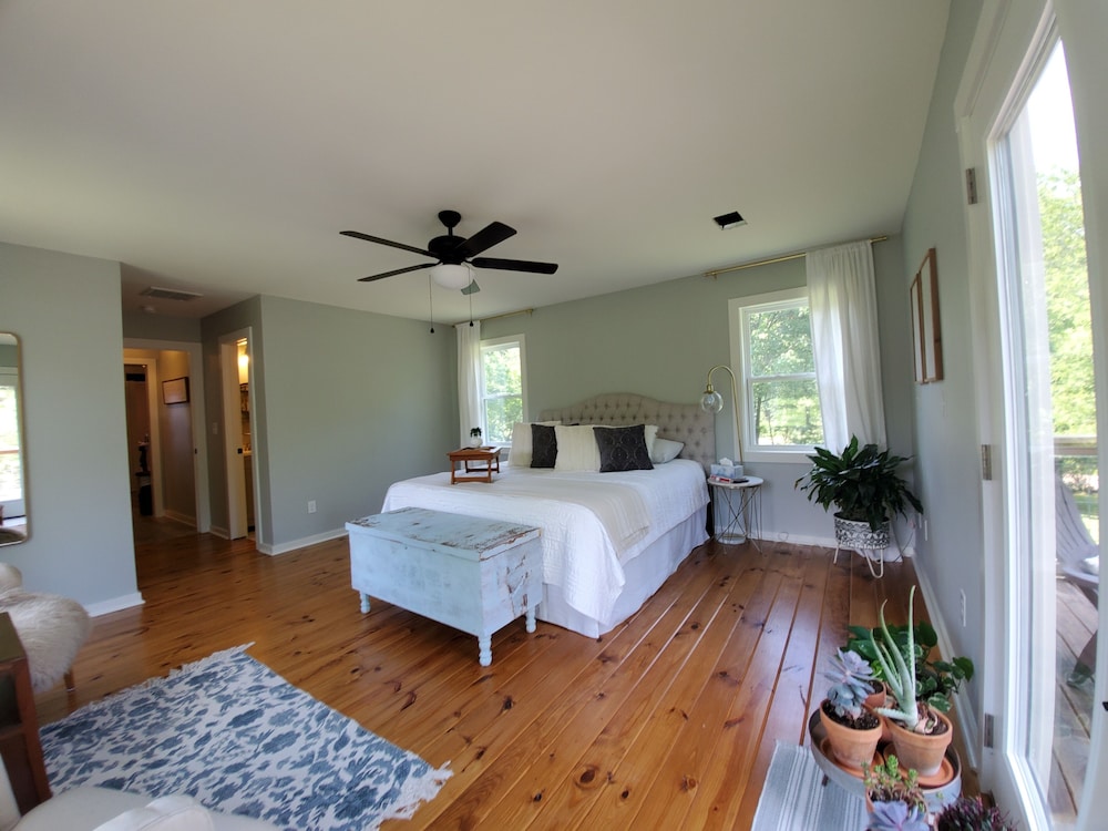 Completely Remodeled 1940's Farmhouse With Gorgeous Pond Views!! - Hot Springs, AR
