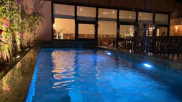 Piscina externa, guarda-sóis