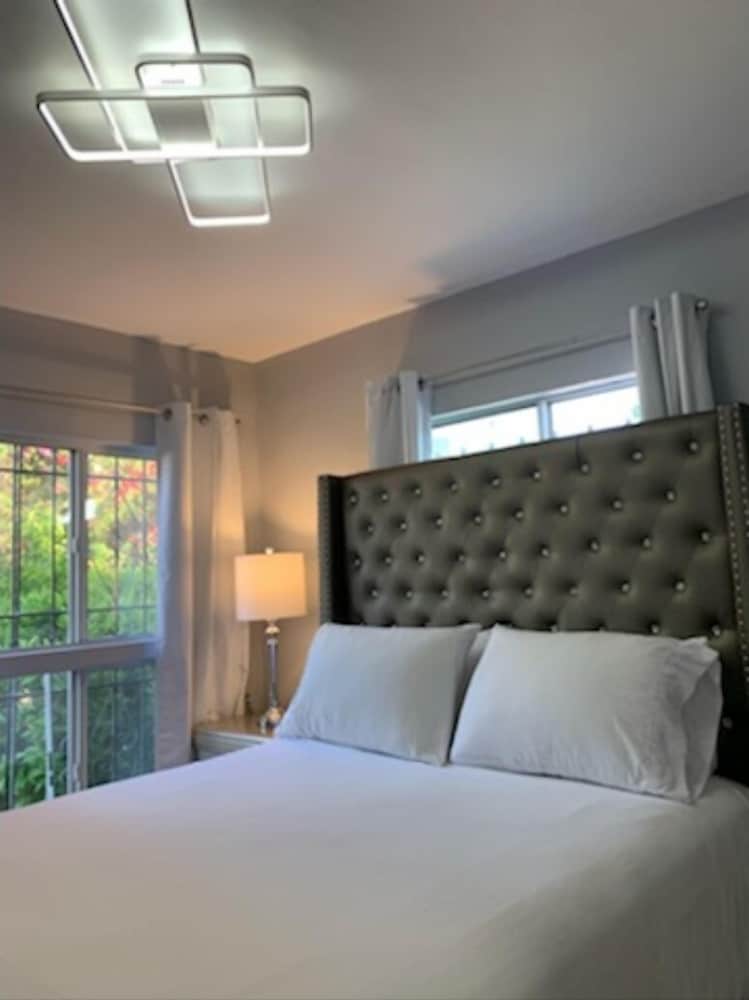 Huge Studio On Pico And Robertson With Full Kitchen And Parking - West Hollywood, CA