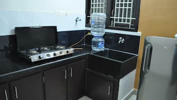 Um frigorífico, um micro-ondas, uma placa de cozinha