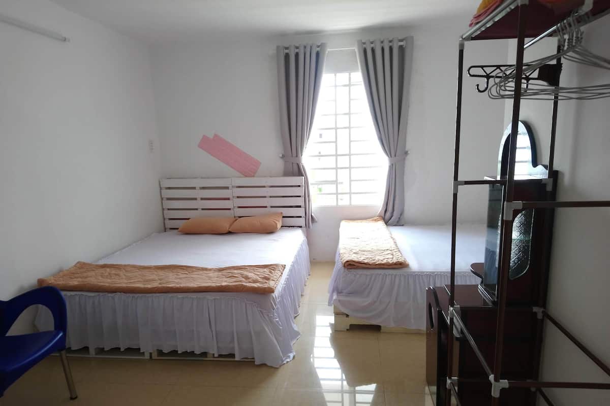 Quarto Quádruplo | Secretária, cortinas/cortinados opacos, Wi-fi grátis