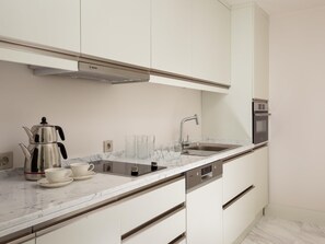 Minibar, secretária, secretária adequada para computadores portáteis 