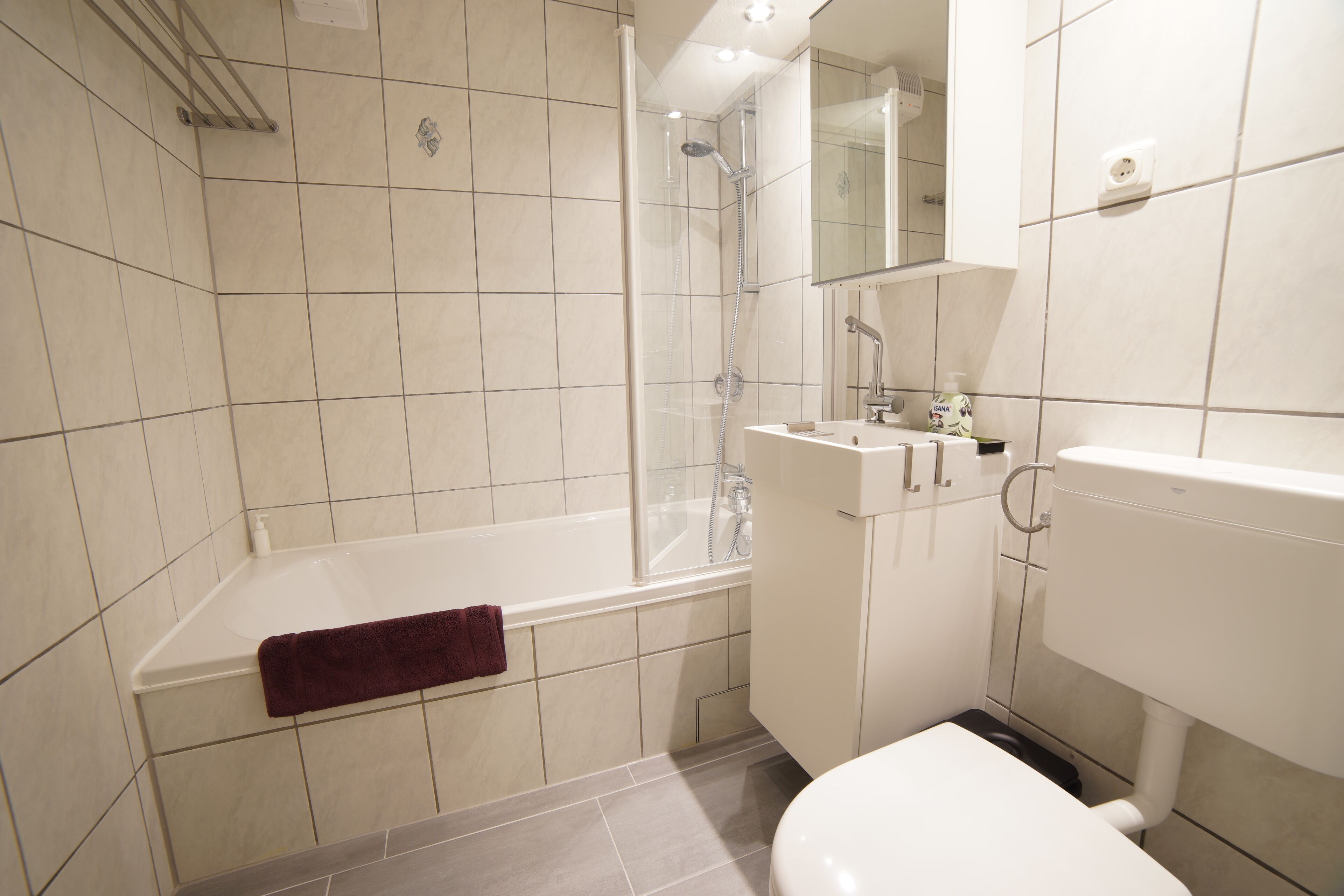 Apartamento | Banheiro | Chuveiro, secador de cabelo, roupões de banho, toalhas de banho