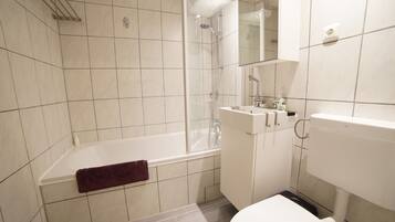 Apartamento | Banheiro | Chuveiro, secador de cabelo, roupões de banho, toalhas de banho