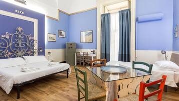 Quarto triplo, sacada, vista para a cidade | Roupas de cama de algodão egípcio, roupas de cama premium