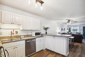 Apartamento em Condomínio Fechado, 2 quartos | Cozinha privada | Um frigorífico, um micro-ondas, um forno, uma máquina de lavar louça 