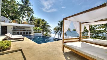 2 piscinas externas, funciona das 10h às 20h, guarda-sóis