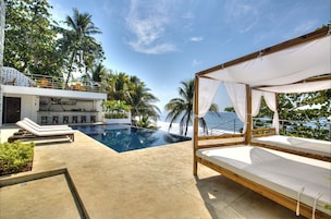 2 piscinas exteriores, da(s) 10:00 à(s) 20:00, guarda-sóis