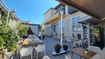 Café da manhã completo grátis todos os dias