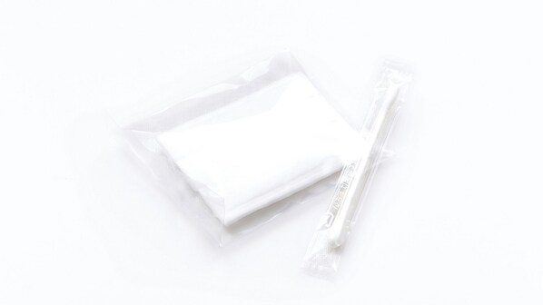 Um objeto branco numa embalagem de plástico transparente com fecho.