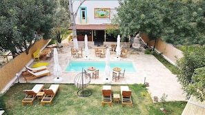 Piscina externa, guarda-sóis, espreguiçadeiras