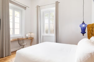 Deluxe Double Room with Side Sea View (#5) | Frigobar, cofres nos quartos, individualmente decorados