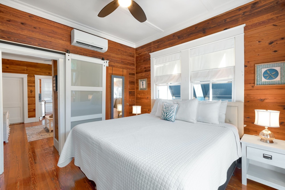 Cabin Fever ~ First Floor 1 Bedroom, 1 Bathroom With Full Kitchen And Pool! - Key West, FL