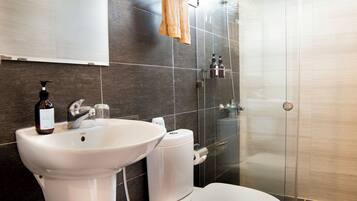 Quarto superior, 1 cama Queen, vista para a cidade | Banheiro | Chuveiro, chuveiro com efeito de chuva, produtos de toalete grátis