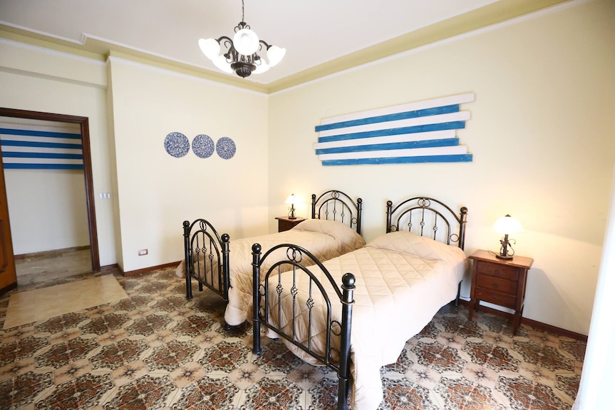 Apartment In The Center: 5 Bedrooms; 10 Beds; 3 Bathrooms - Messina