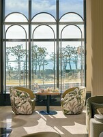 Este bar no lobby do hotel, com vista para o oceano, aberto diariamente