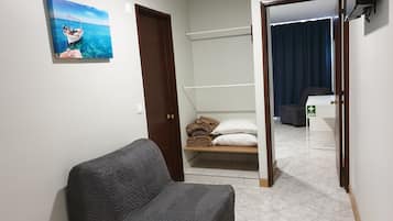 Apartamento Standard, 1 quarto | Sala de estar | Televisor de ecrã plano de 32 polegadas com canais digitais