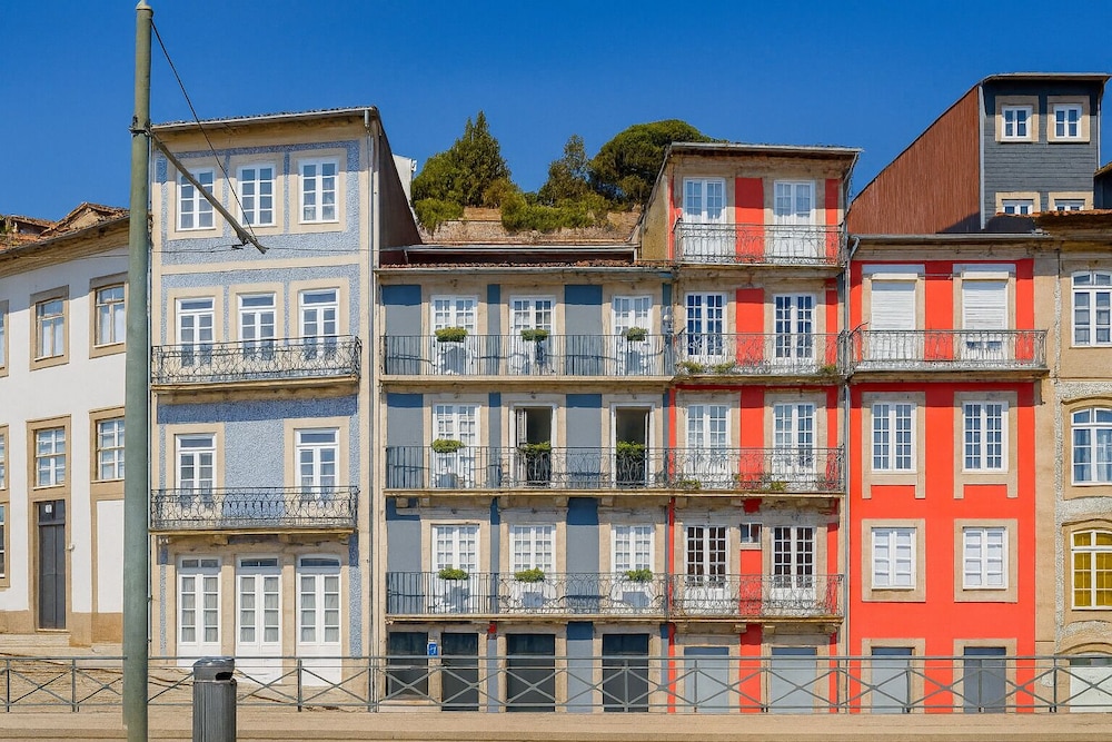 Miragaia Riverside Suites. - Porto