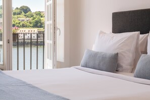 Quarto Duplo Deluxe, varanda, vista para o rio | Com decoração personalizada, com mobília individualizada