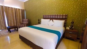Quarto casal superior, 1 cama King, vista para o jardim | Banheiro | Chuveiro, chuveiro com efeito de chuva, produtos de toalete grátis 