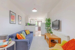 Casa (2 Bedrooms) | Área de estar | TV 20 polegadas com canais digitais