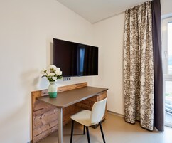 Quarto solteiro empresarial | Comodidades do quarto