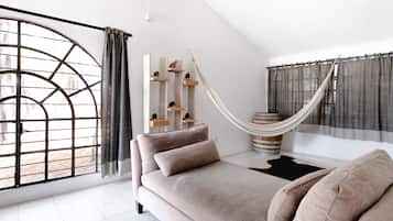 Bangalô design | Área de estar | TV de tela plana 42 polegadas com canais a cabo, TV