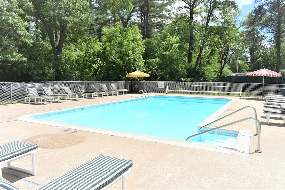 Wisconsin Dells Motel On The Lake Delton Strip - Baraboo, WI