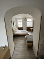 Apartamento, 2 quartos (Nr. 2) | Secretária, secretária adequada para computadores portáteis