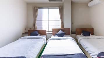 Quarto triplo, para fumantes | Wi-Fi de cortesia, roupa de cama