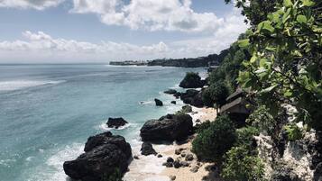 Na praia, praia de areia branca