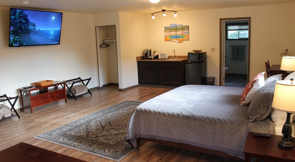 New!! Arch Studio At Yellowstone Park Entrance- 2 Minute Drive To Park Entrance - Gardiner, MT