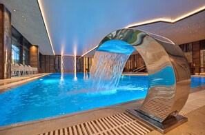 Piscina interna, espreguiçadeiras