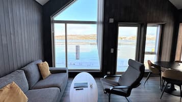 Seaview Rorbu Toft | Sala de estar | Smart TV de 40 polegadas com canais digitais, televisor