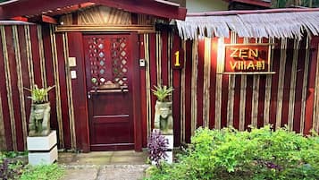 Vila, 3 quartos, varanda, vista para o jardim | Entrada da propriedade