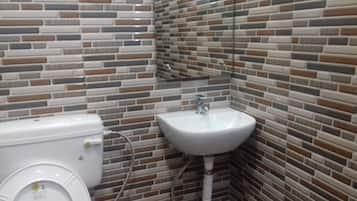 Apartamento, 1 quarto, para fumantes, sacada | Banheiro | Chuveiro