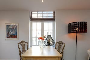 Apartamento, 2 quartos | Sala de estar | TV de tela plana