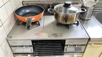 Apartamento (301) | Cozinha privada | Geladeira, micro-ondas, cooktop, chaleira elétrica